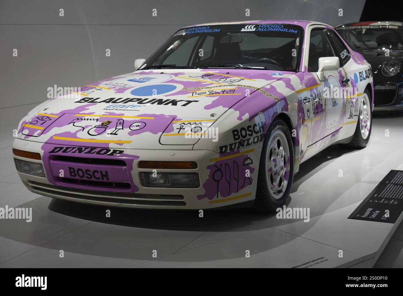 Porsche 911 Carerra RS, Porsche with vivid artistic design exhibited in ...