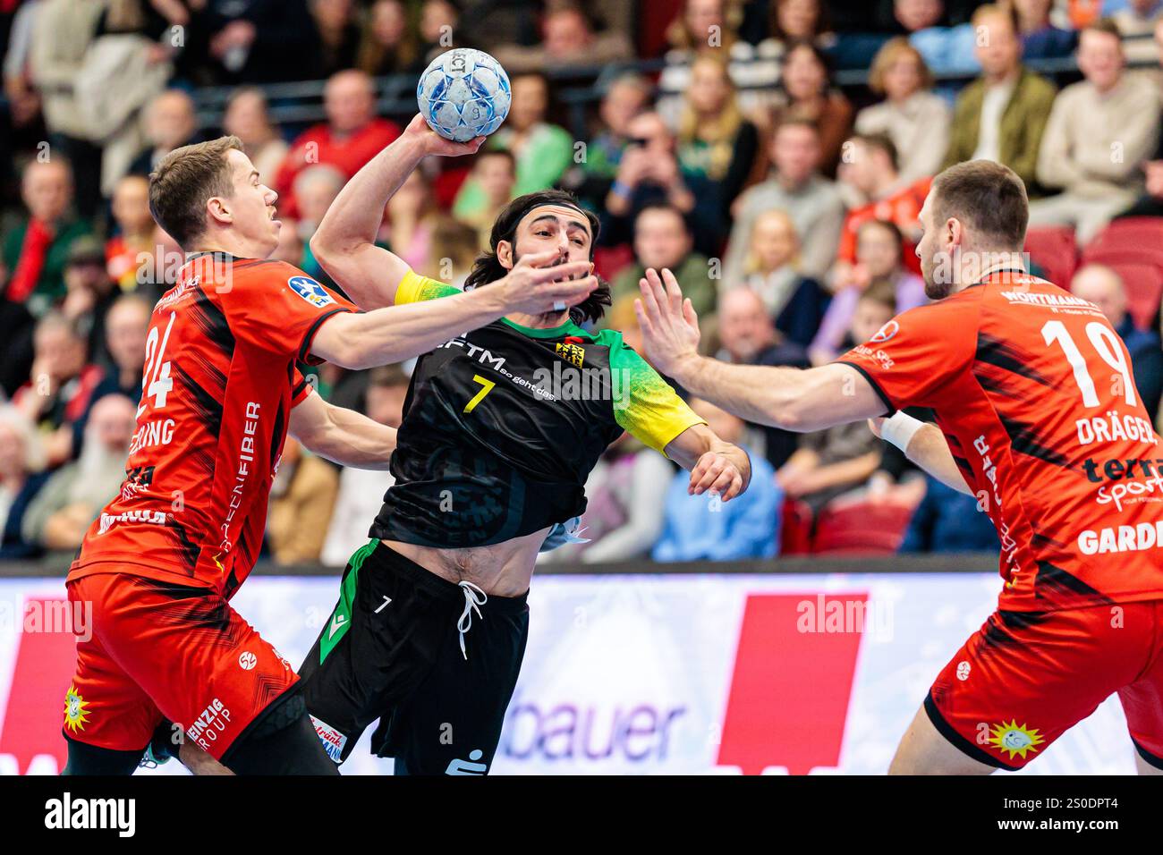 v.l. Sven Wesseling (TuS N-Luebbecke, #24), Pouya Norouzinezhad (VfL Eintracht Hagen, #07 ...