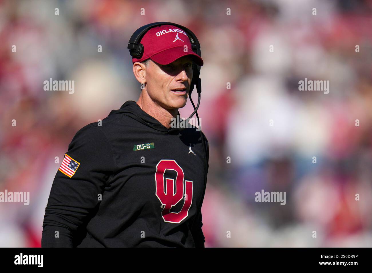 Oklahoma head coach Brent Venables looks on during the first half of ...