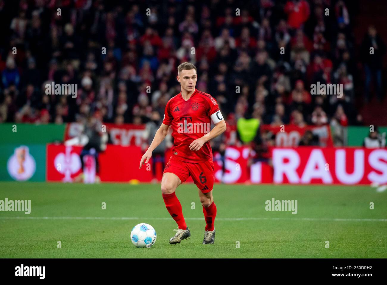 Joshua Kimmich (FC Bayern Muenchen, #06) am Ball, GER, FC Bayern ...