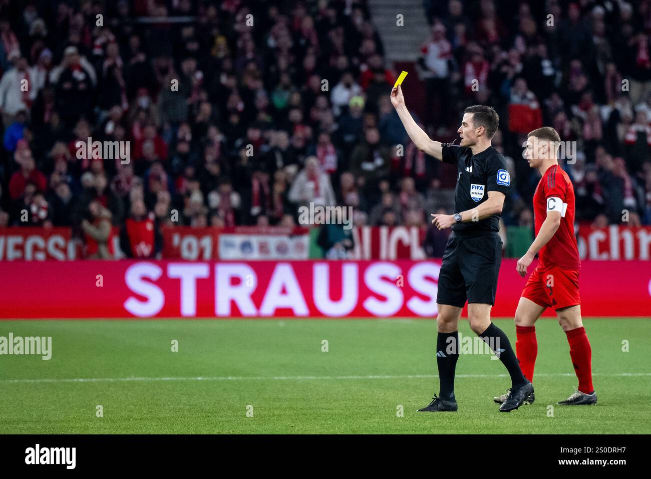 Schiedsrichter Harm Osmers zeigt die gelbe Karte, GER, FC Bayern Muenchen (FCB) vs Bayer 04 ...