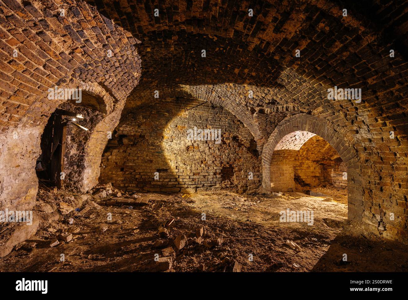 Abandoned empty old dark underground vaulted cellar Stock Photo - Alamy