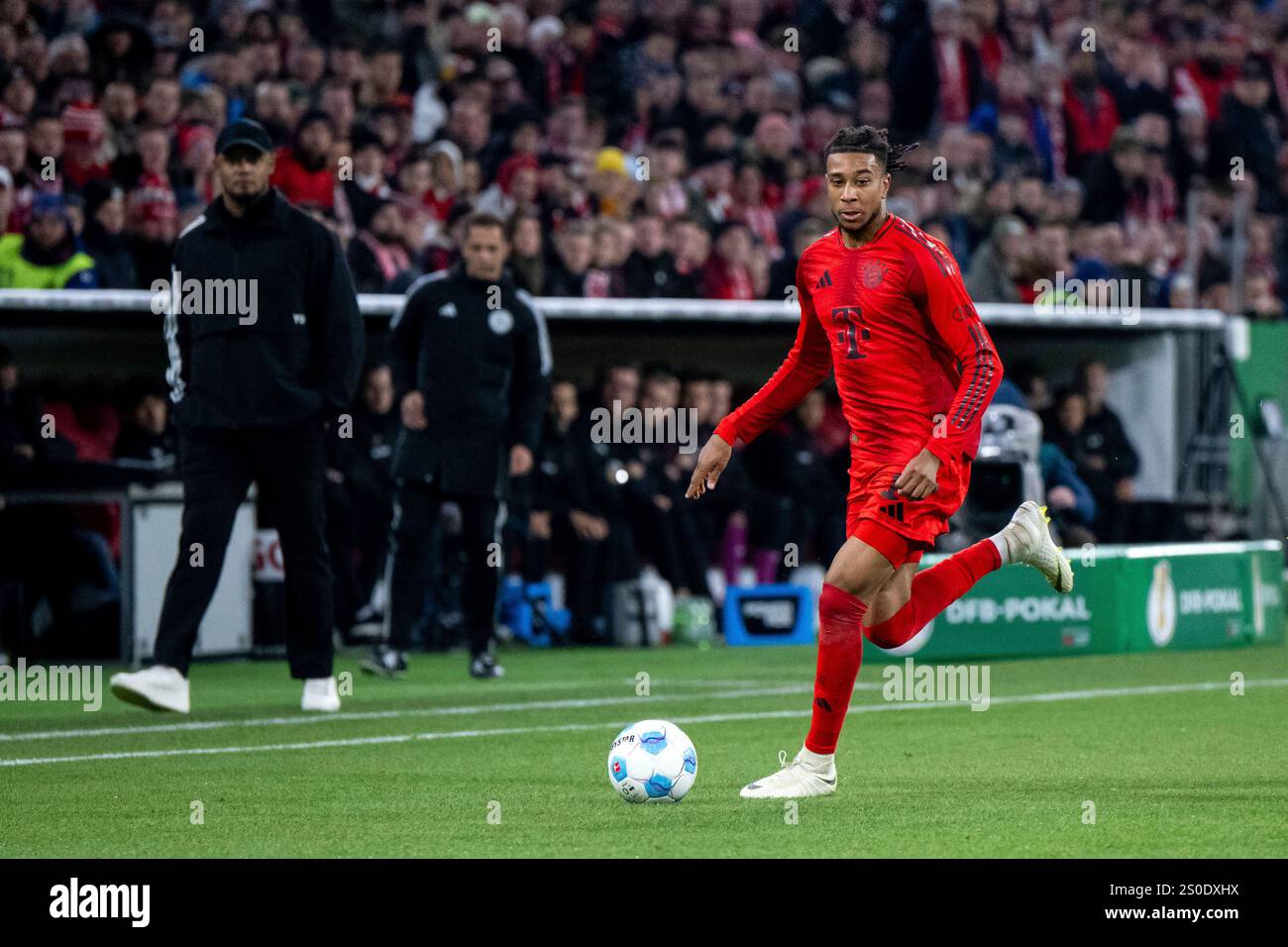 Michael Olise (FC Bayern Muenchen, #17) am Ball, GER, FC Bayern ...