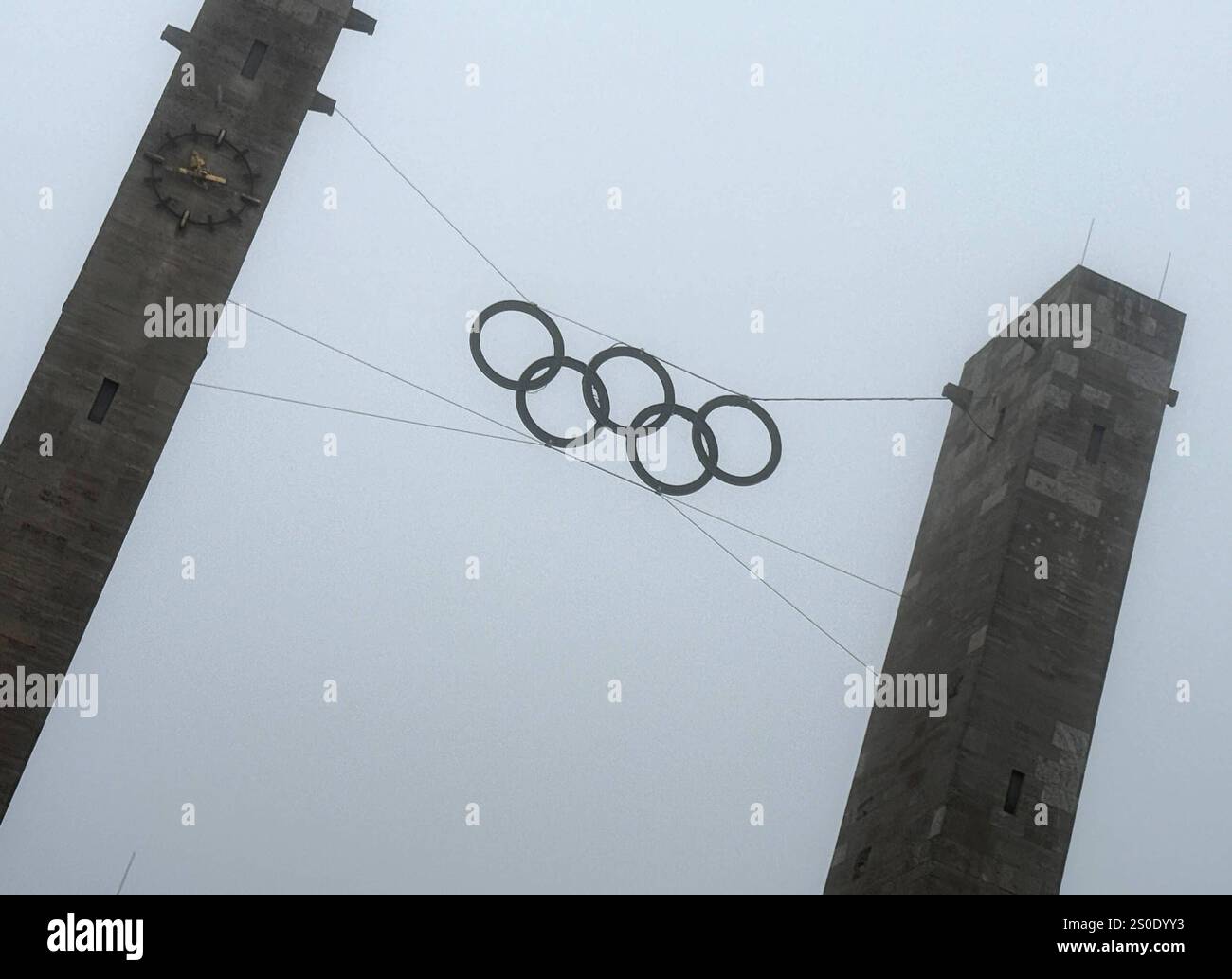 Osttor Olympiastadiion Berlin Olympische Ringe im Nebel *** Osttor Olympiastadiion Berlin ...