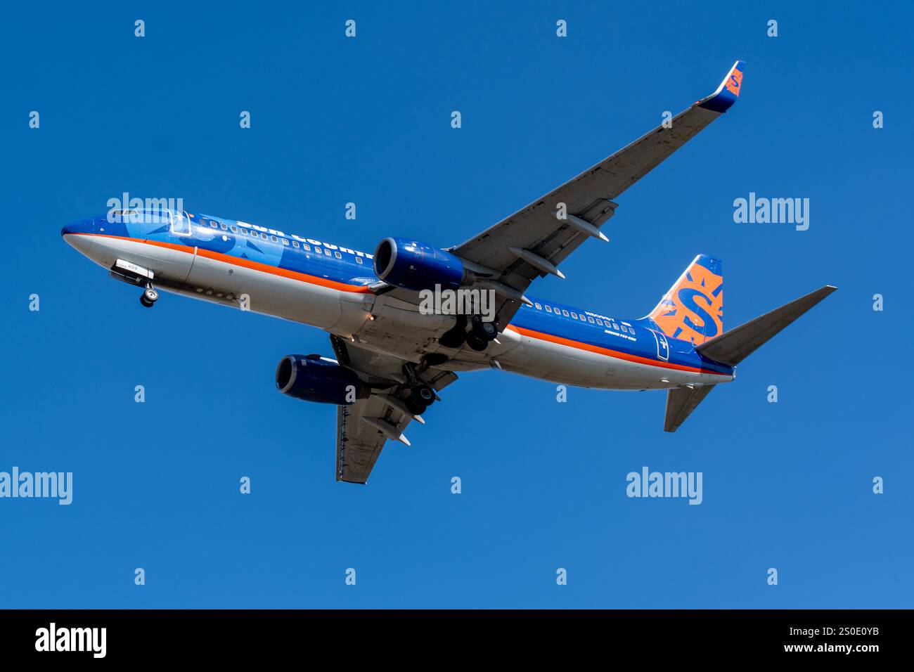 Sun Country Boeing 737 landing at Seattle's SEATAC airport Stock Photo ...