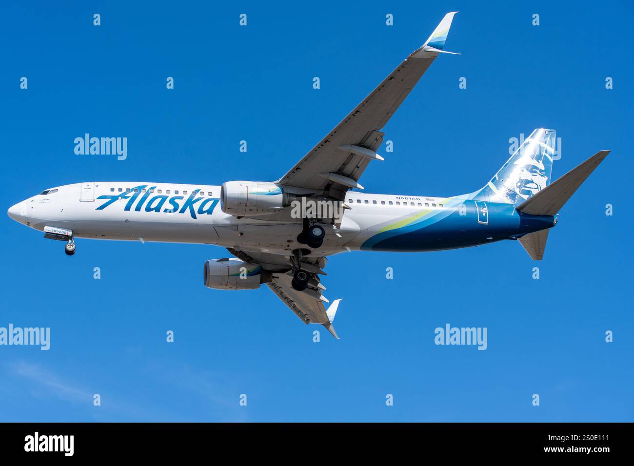Alaska Airlines Embraer E-195 landing at Seattle Tacoma SEATAC airport ...