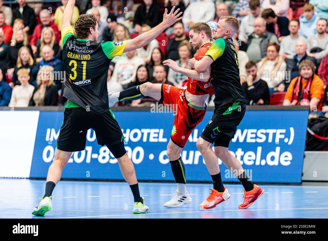 v.l. Max Granlund (VfL Eintracht Hagen, #31), Lutz Heiny (TuS N-Luebbecke, #05), Jan von Boenigk ...
