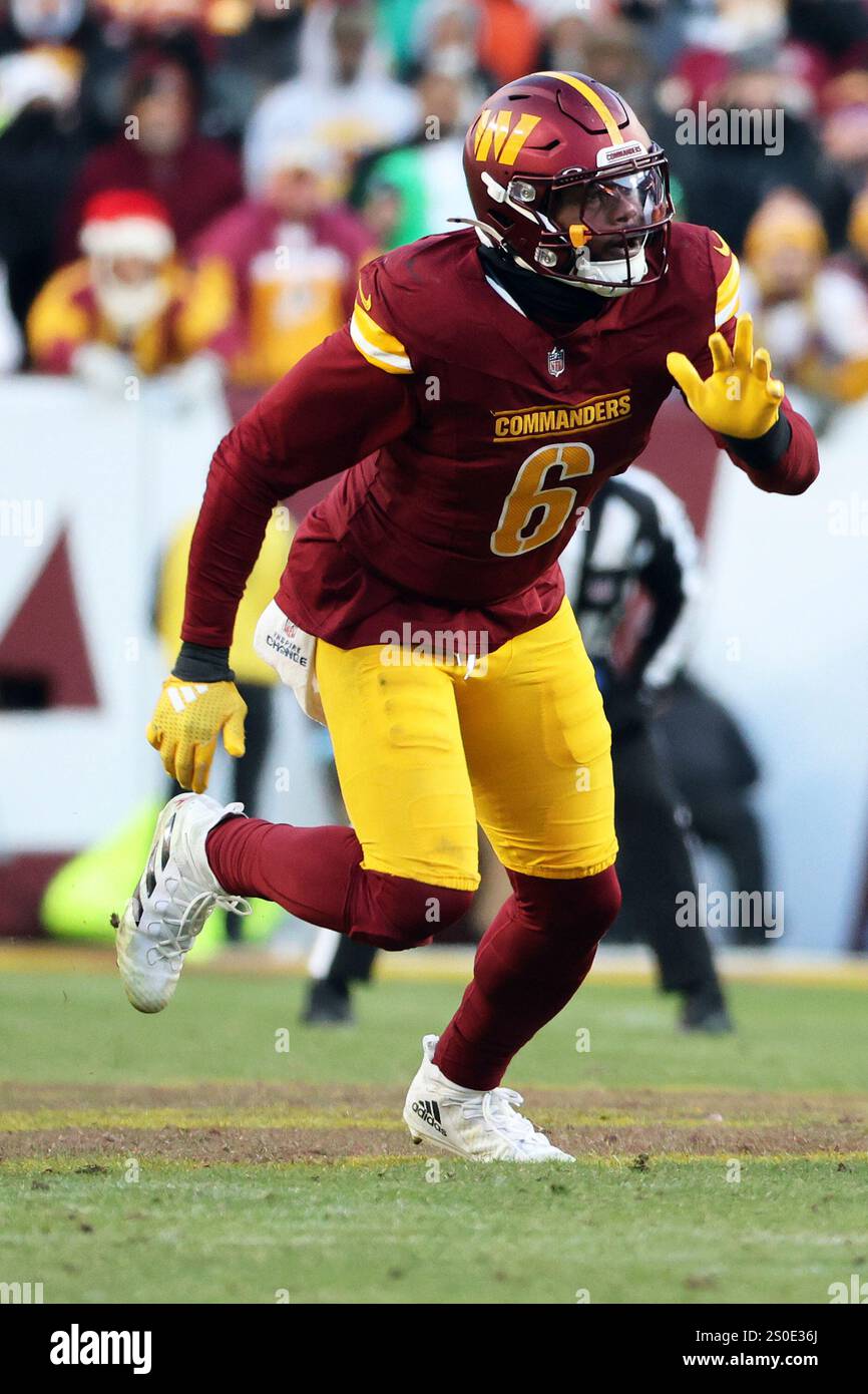 Washington Commanders linebacker Dante Fowler Jr. (6) rushes during an ...