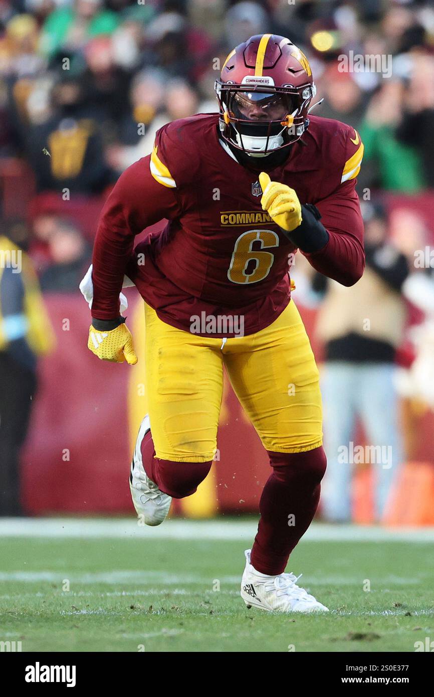 Washington Commanders linebacker Dante Fowler Jr. (6) rushes during an ...