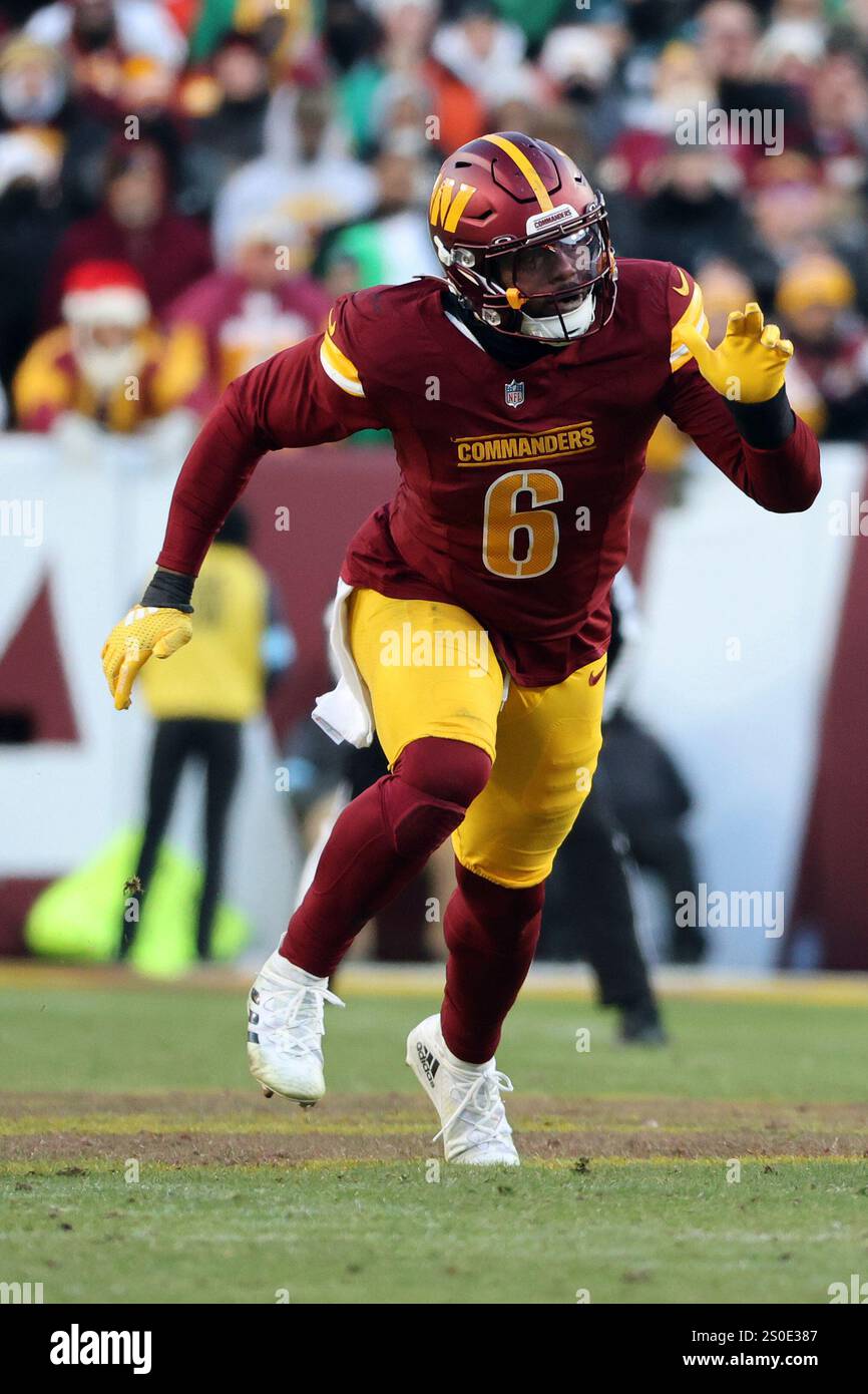 Washington Commanders linebacker Dante Fowler Jr. (6) rushes during an ...