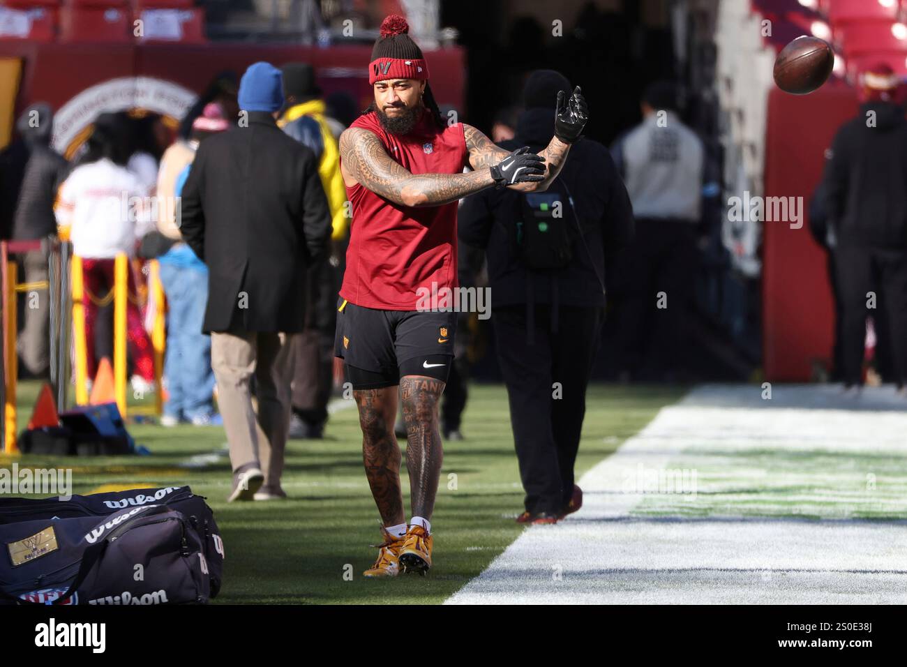 Washington Commanders linebacker Frankie Luvu (4) warms up before an ...