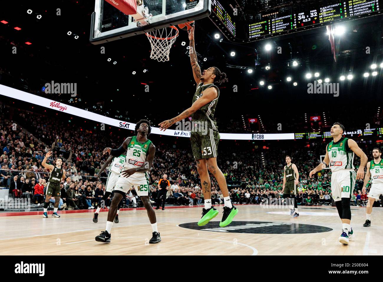 Kendrick Nunn (Panathinaikos AKTOR Athens, 25), Kevin Yebo (FC Bayern M?nchen, 53) im Wurf ...