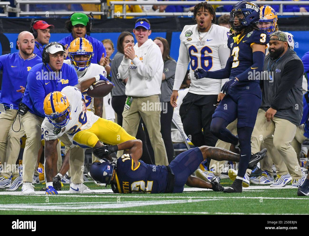 Detroit, Michigan, USA. 26th Dec, 2024. Players and coaches react to ...