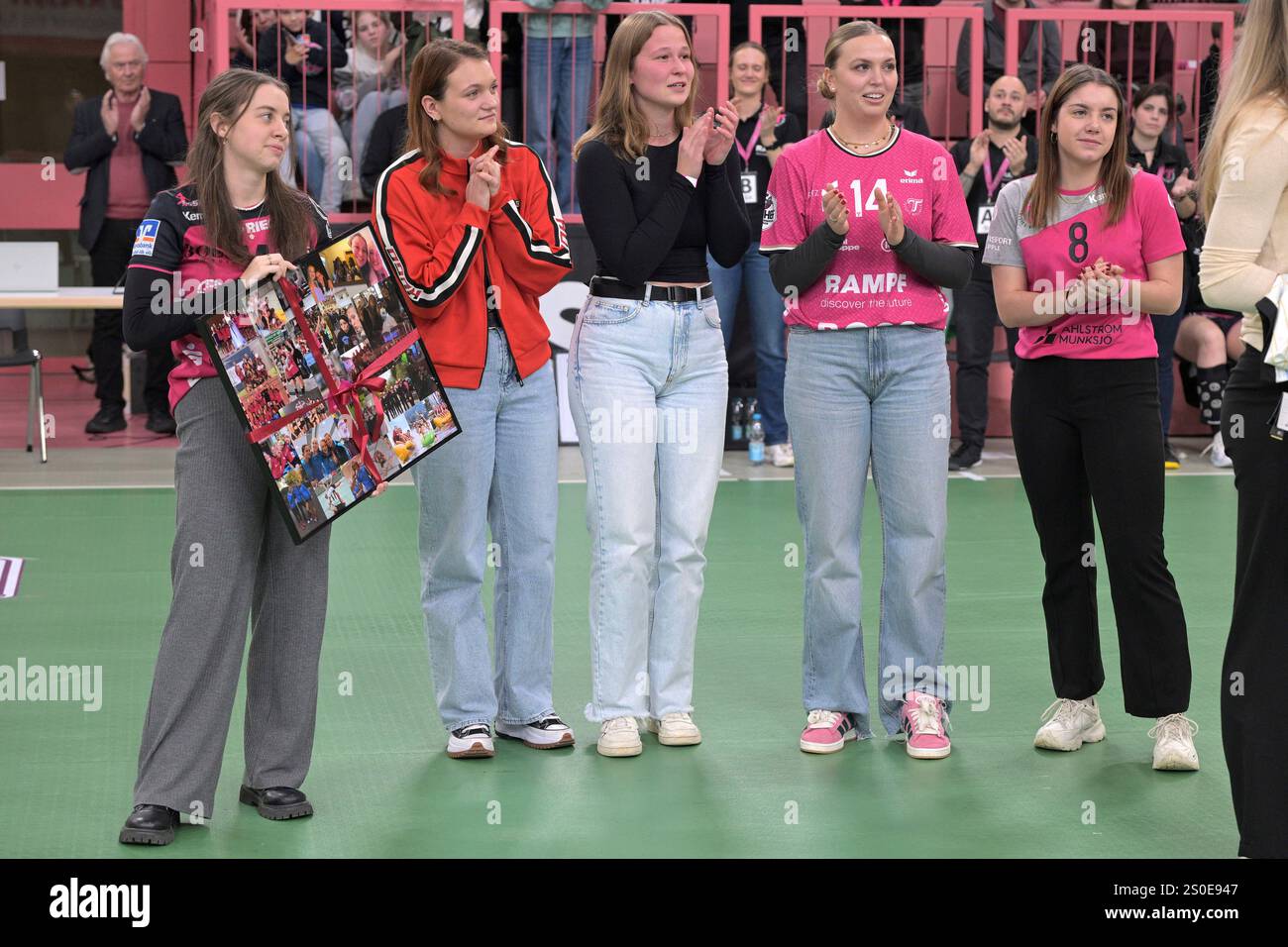 Tuebingen, Deutschland. 27th Dec, 2024. die ehmealingen Mitspielerinnen ...