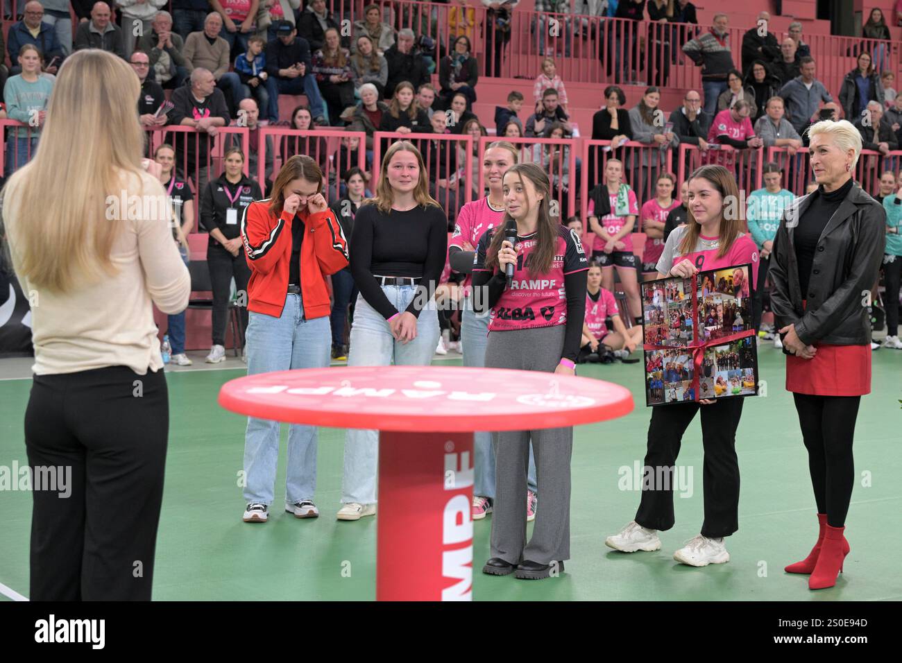 Tuebingen, Deutschland. 27th Dec, 2024. von li. Lena Zeller, Jette ...