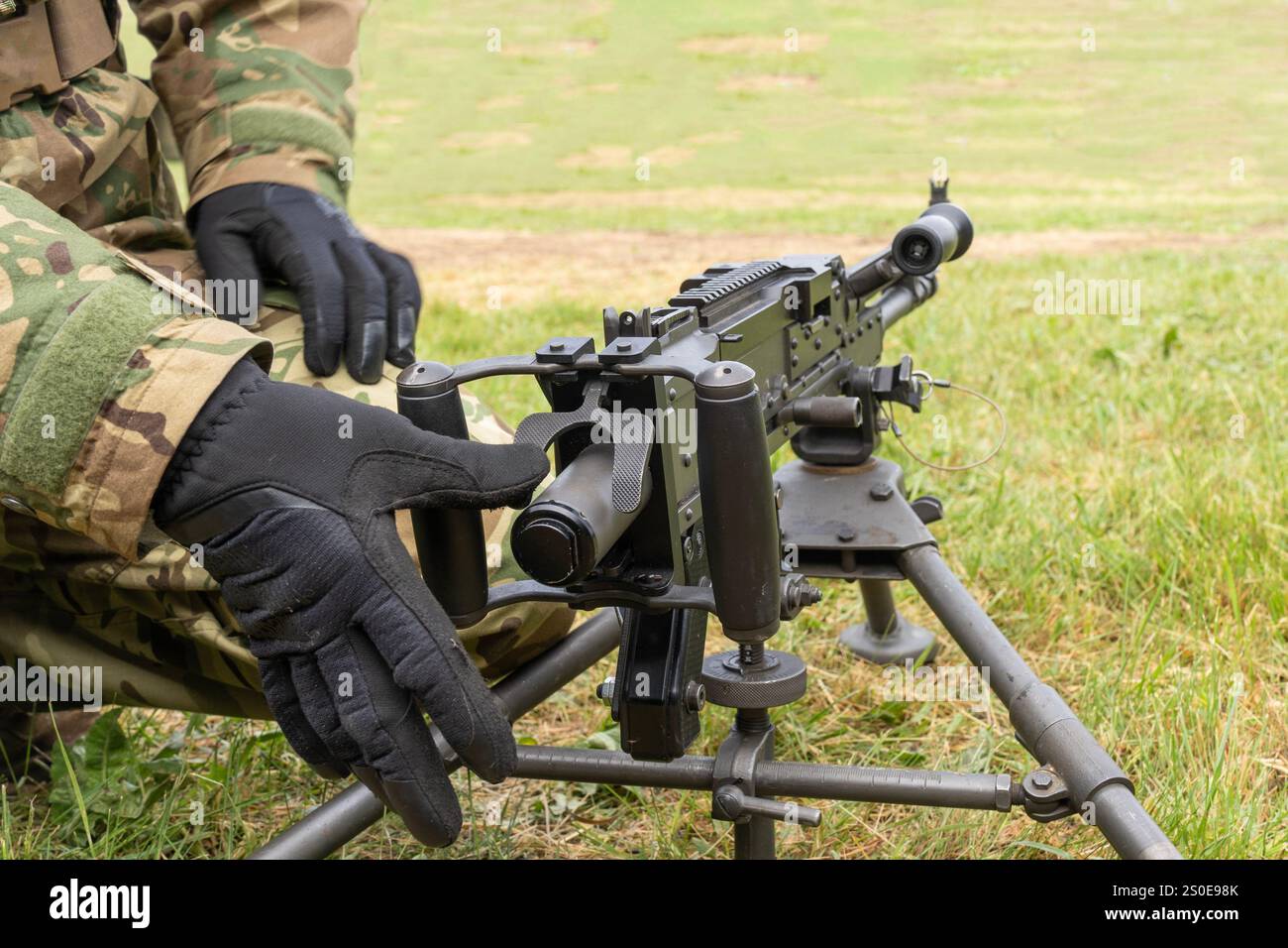 A soldier operating a Belgian-made FN MAG machine gun Stock Photo - Alamy