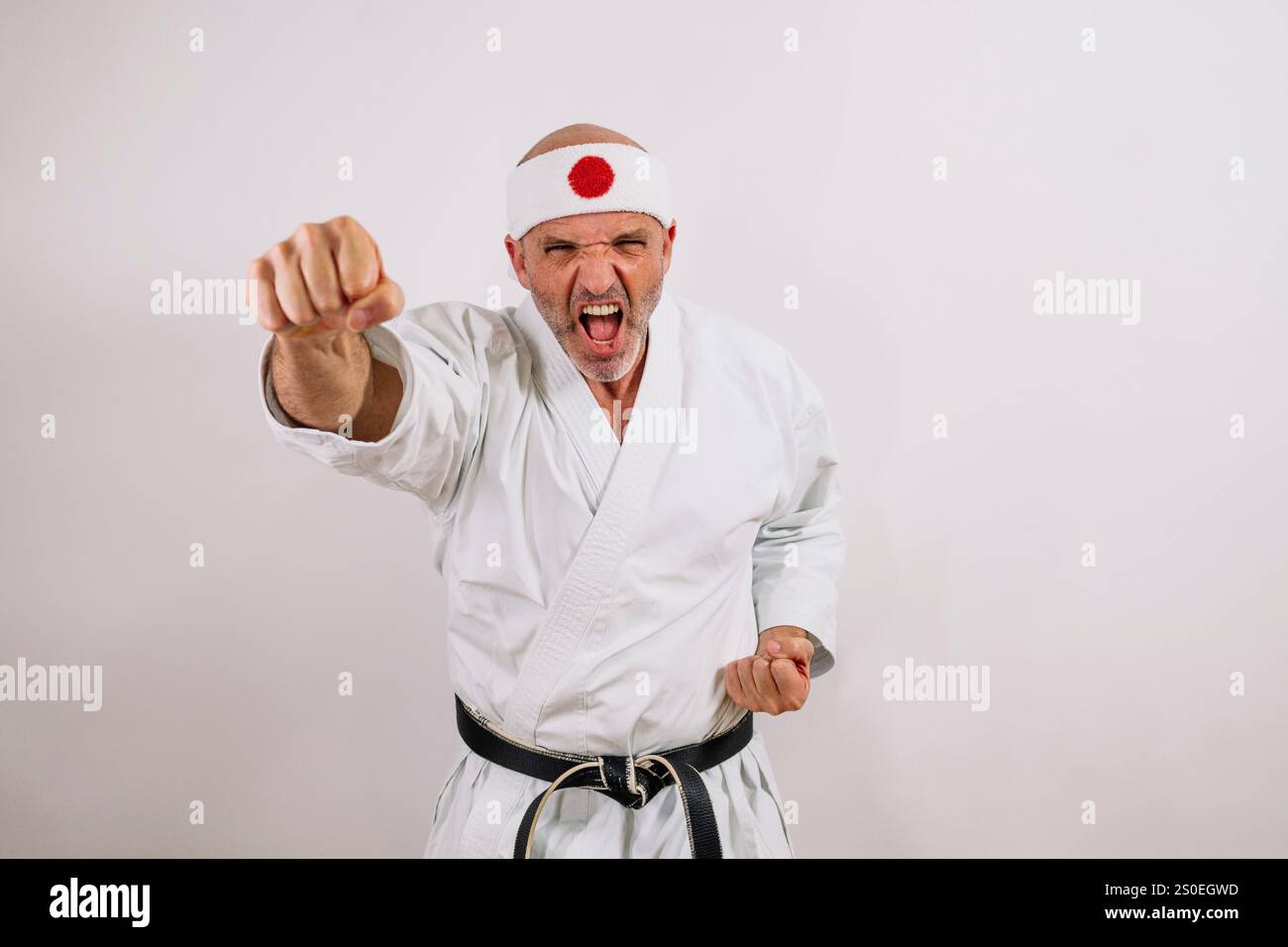 Angry karate man in white gi ready to strike Stock Photo - Alamy