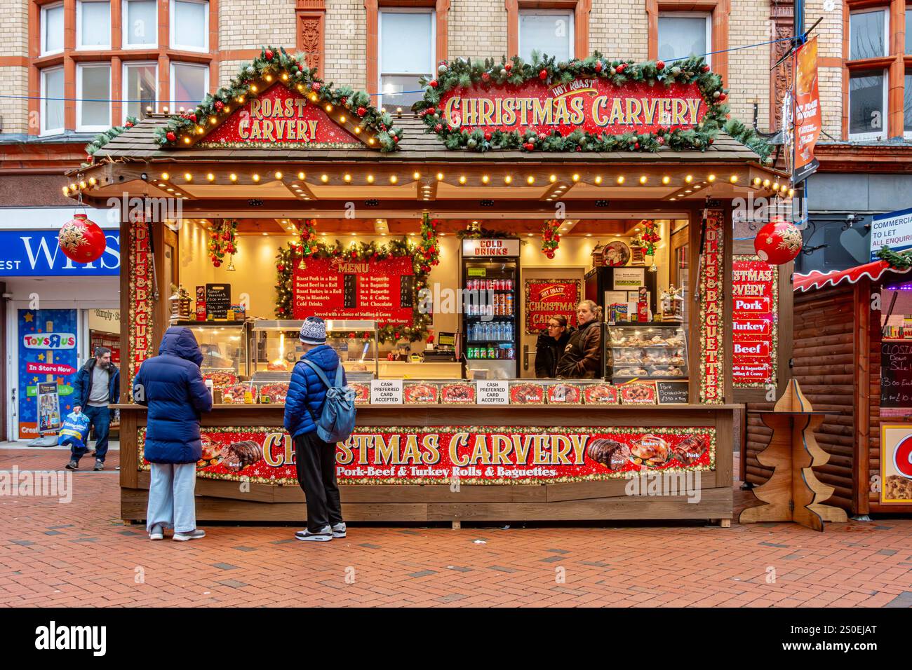 A Christmas market stall selling street food on Broad Street in Reading ...