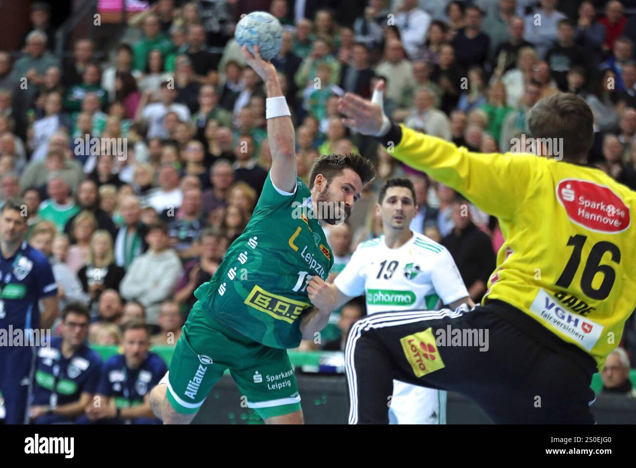 Lukas Binder (11, SC DHfK Leipzig) wirft gegen Torwart Simon Gade (16 ...