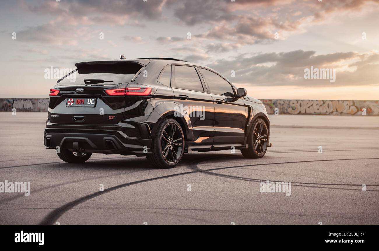 Suv car edge road hi-res stock photography and images - Alamy