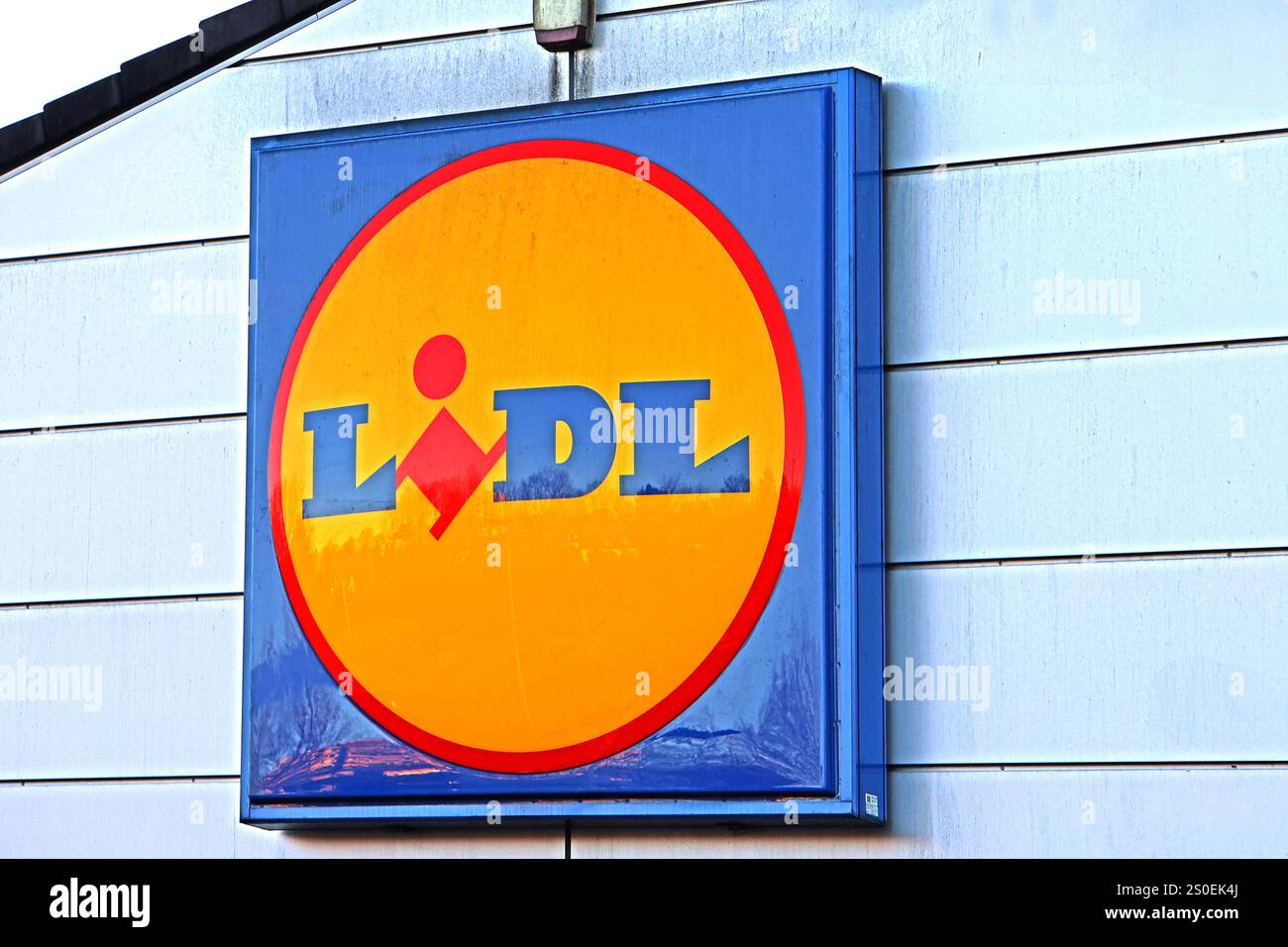 Lebensmitteldiscounter Lidl Eine Filiale des Discounters Lidl mit dem ...