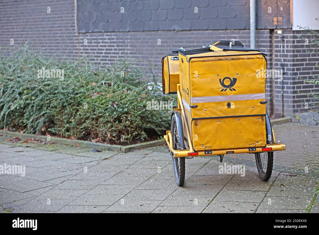Postzustellung mit dem Fahrrad Ein Dienstfahrrad von einem ...