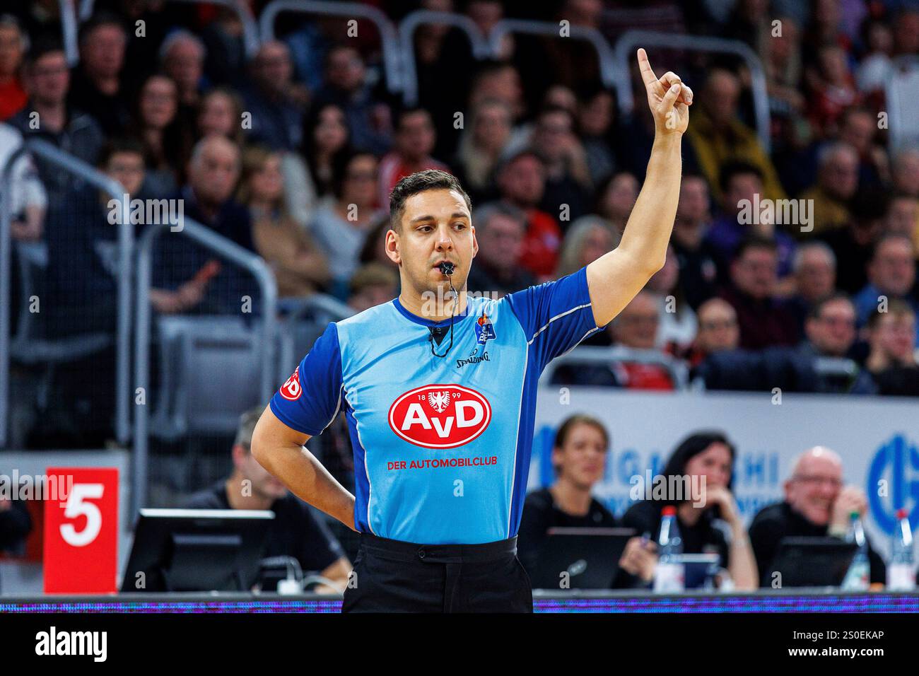 Bamberg, Deutschland. 27th Dec, 2024. Steve Bittner (Schiedsrichter ...
