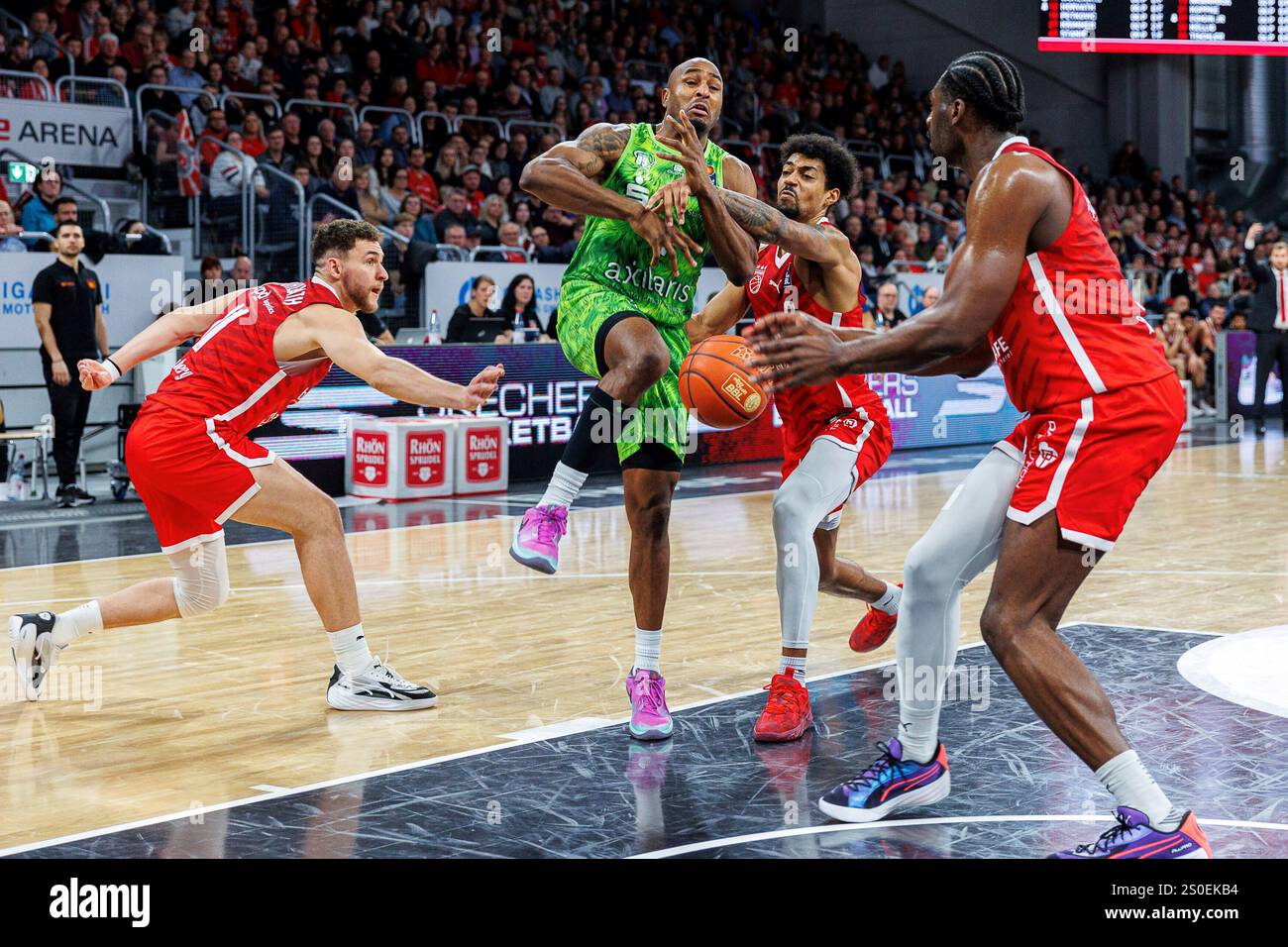 Bamberg, Deutschland. 27th Dec, 2024. Kevin Wohlrath (Bamberg Baskets ...