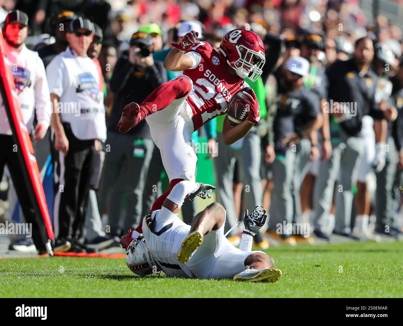 Fort Worth, Texas, USA. 27th Dec, 2024. Oklahoma's wide receiver GAVIN ...