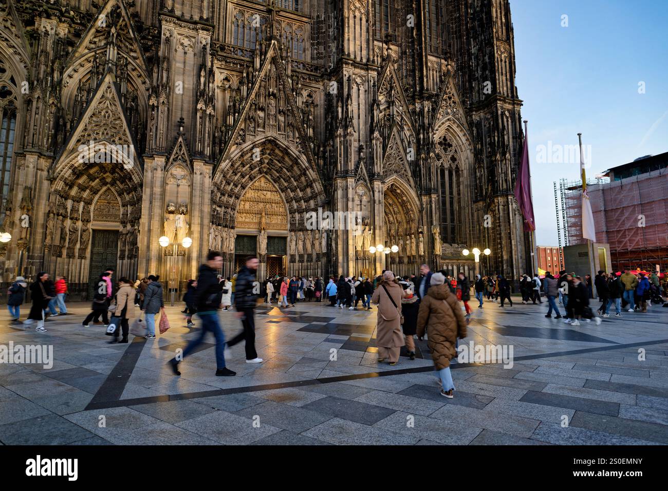 Tourists on the cathedral square in front of cologne cathedral hi-res ...