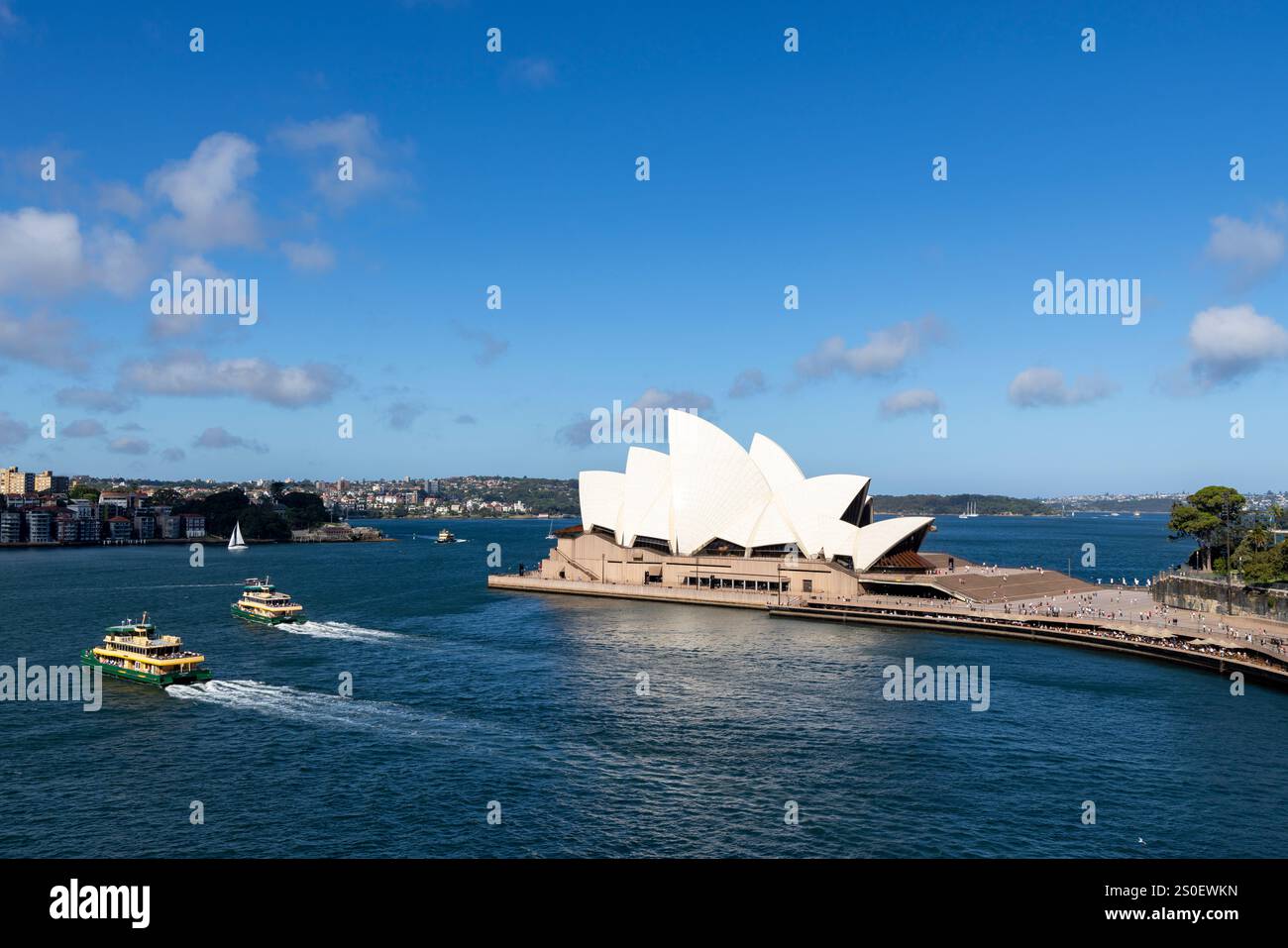 Sydney ferries pass the Sydney Opera House at Bennelong point ...