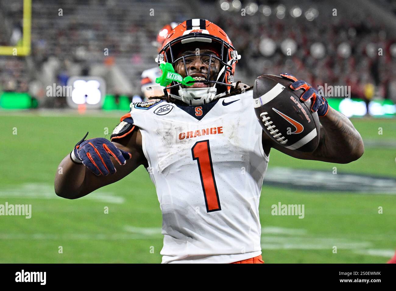 Syracuse running back LeQuint Allen (1) celebrates after scoring on a ...