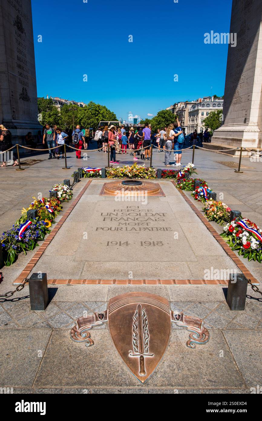 Tomb of the Unknown Soldier, Arc De Triomphe, Paris, France Stock Photo ...