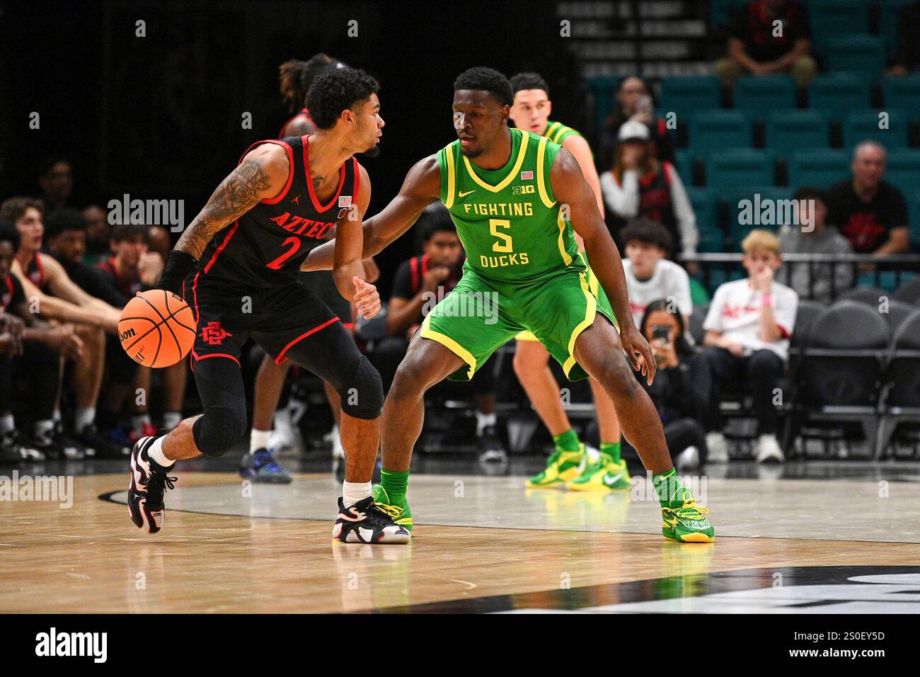 LAS VEGAS, NV - NOVEMBER 27: Oregon Ducks guard TJ Bamba (5) defends ...