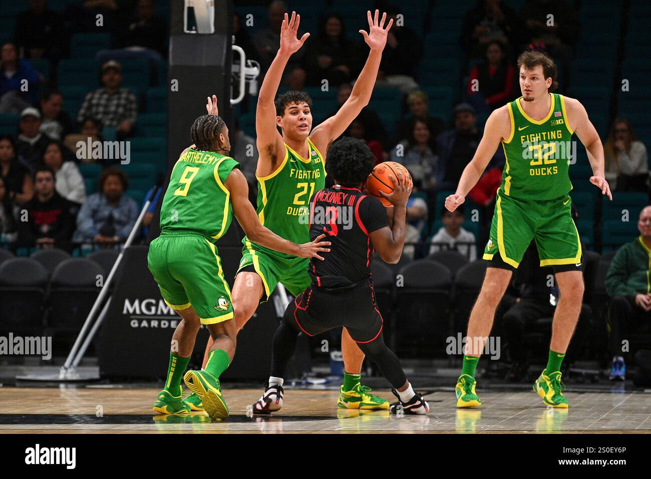 LAS VEGAS, NV - NOVEMBER 27: Oregon Ducks forward Brandon Angel (21 ...