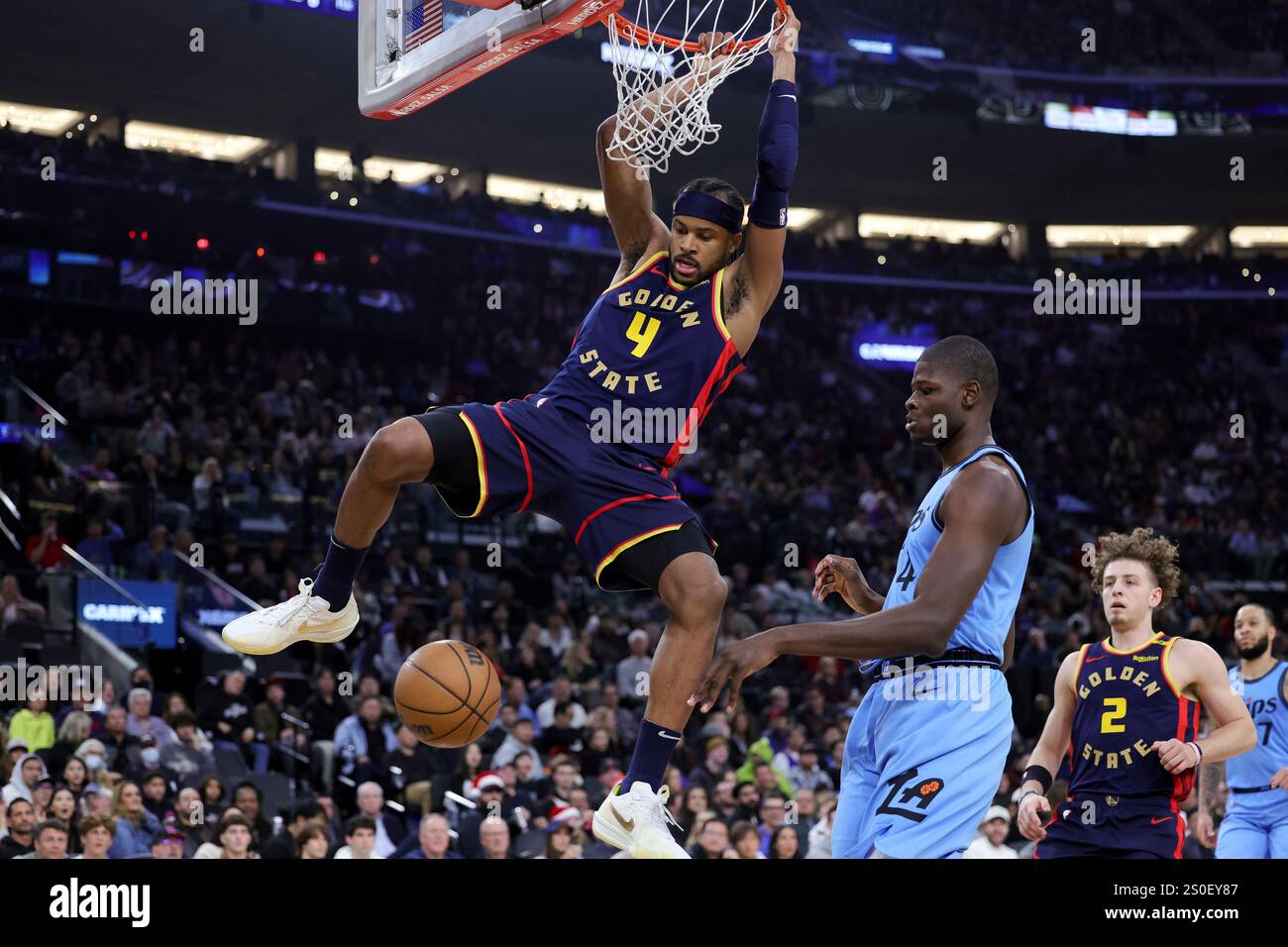 Golden State Warriors guard Moses Moody, left, dunks against Los ...