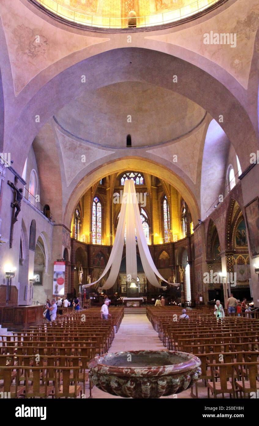 Inside of Saint-Étienne cathedral in Cahors, France Stock Photo - Alamy