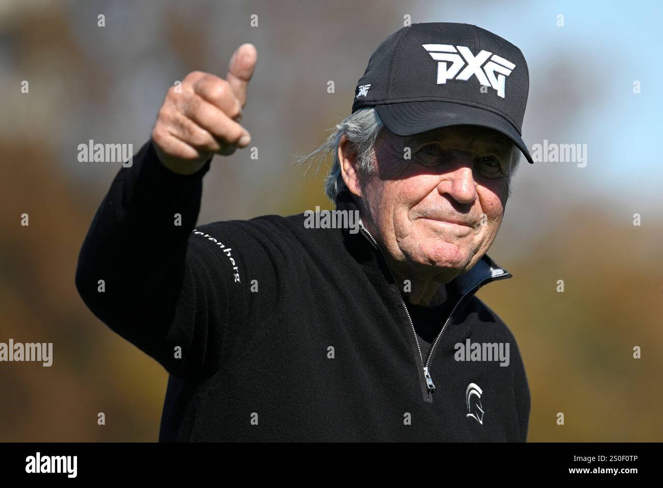 Gary Player acknowledges the crowd after finishing on the 18th green ...