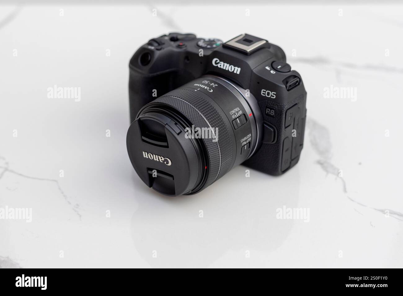 Canon EOS R8 mirrorless camera with RF 24-50mm f/4.5-6.3 IS STM Lens ...