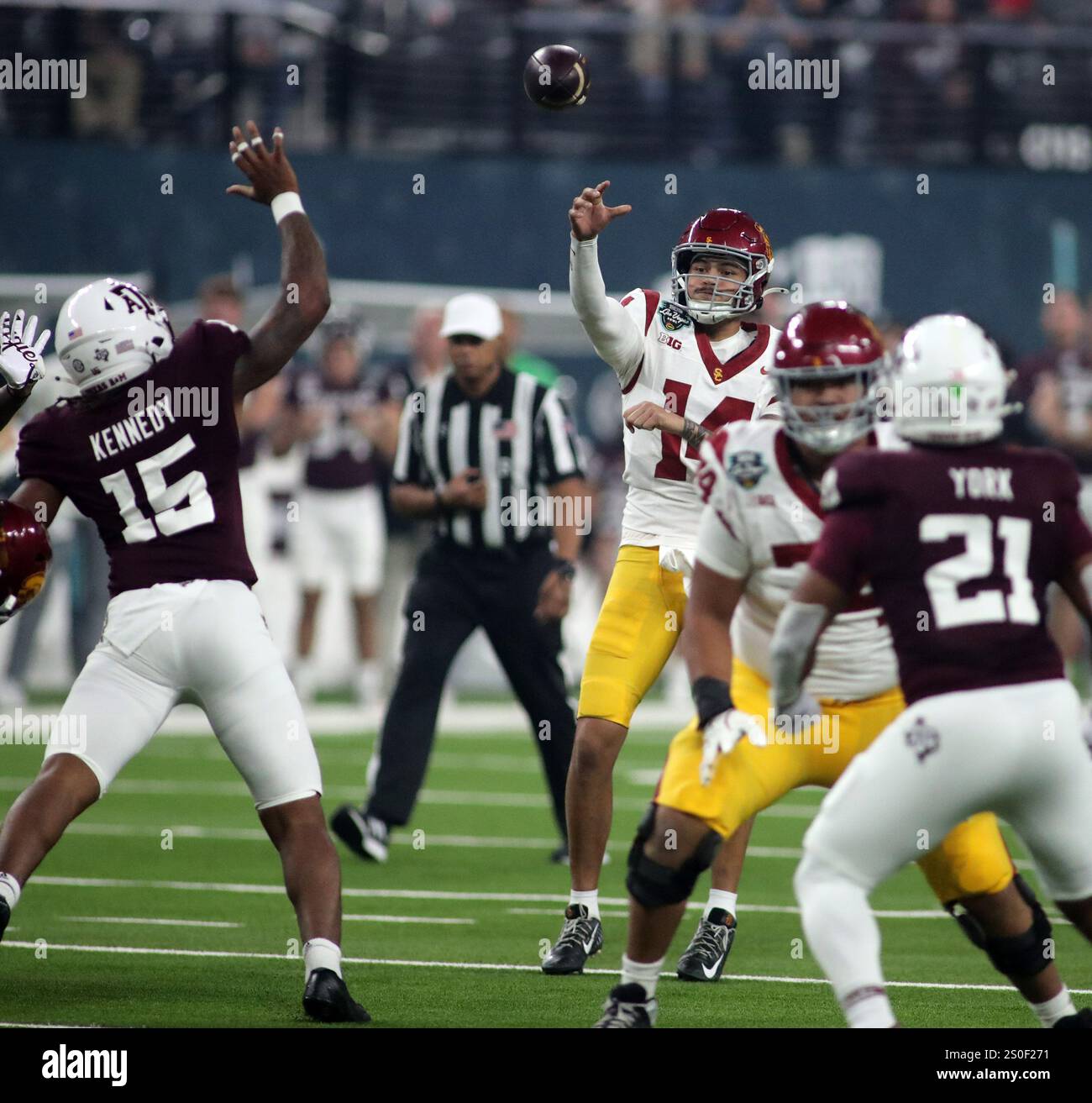 Las Vegas, USA. Las Vegas, USA. 27th Dec, 2024. December 27, 2024 - USC Trojans quarterback ...