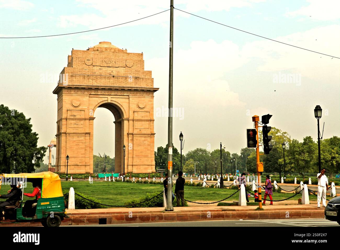 The India Gate in a foreground of road traffic in New Delhi, Delhi ...