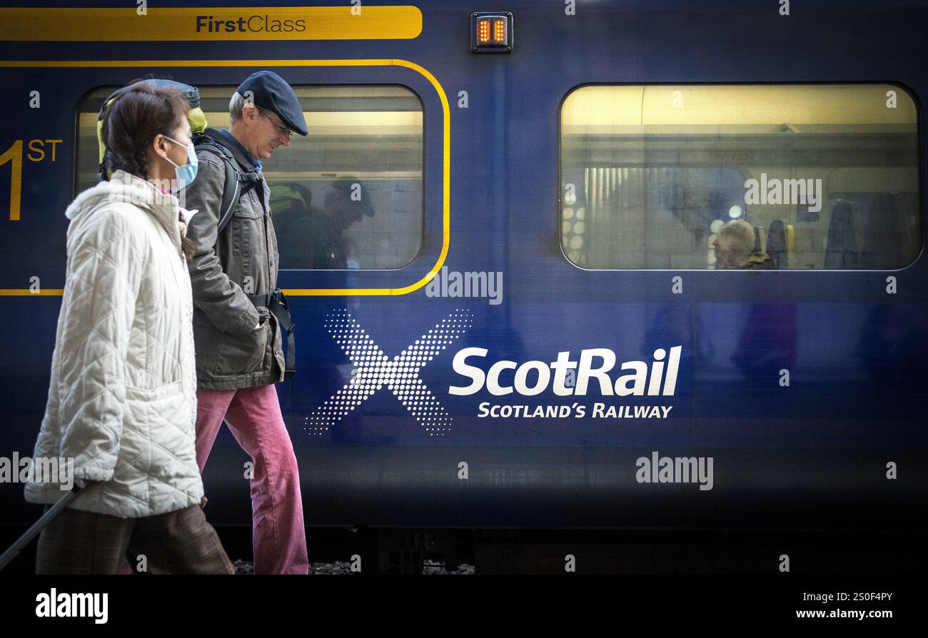 Scotrail ticket offices hi-res stock photography and images - Alamy