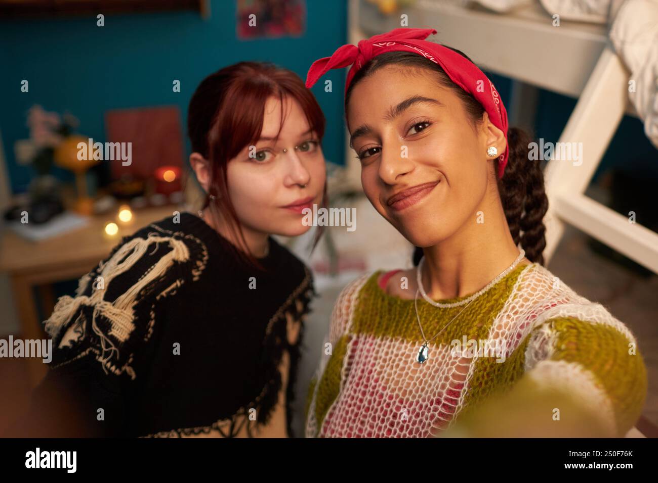 Two caucasian gen girls hi-res stock photography and images - Alamy