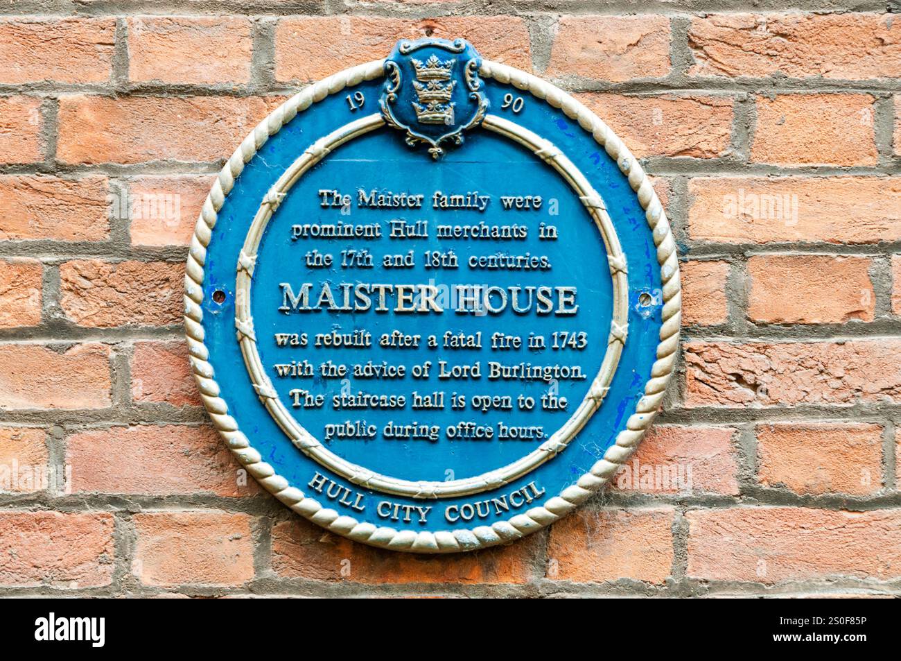 A Hull City Council blue plaque on the Maister House in Hull High ...