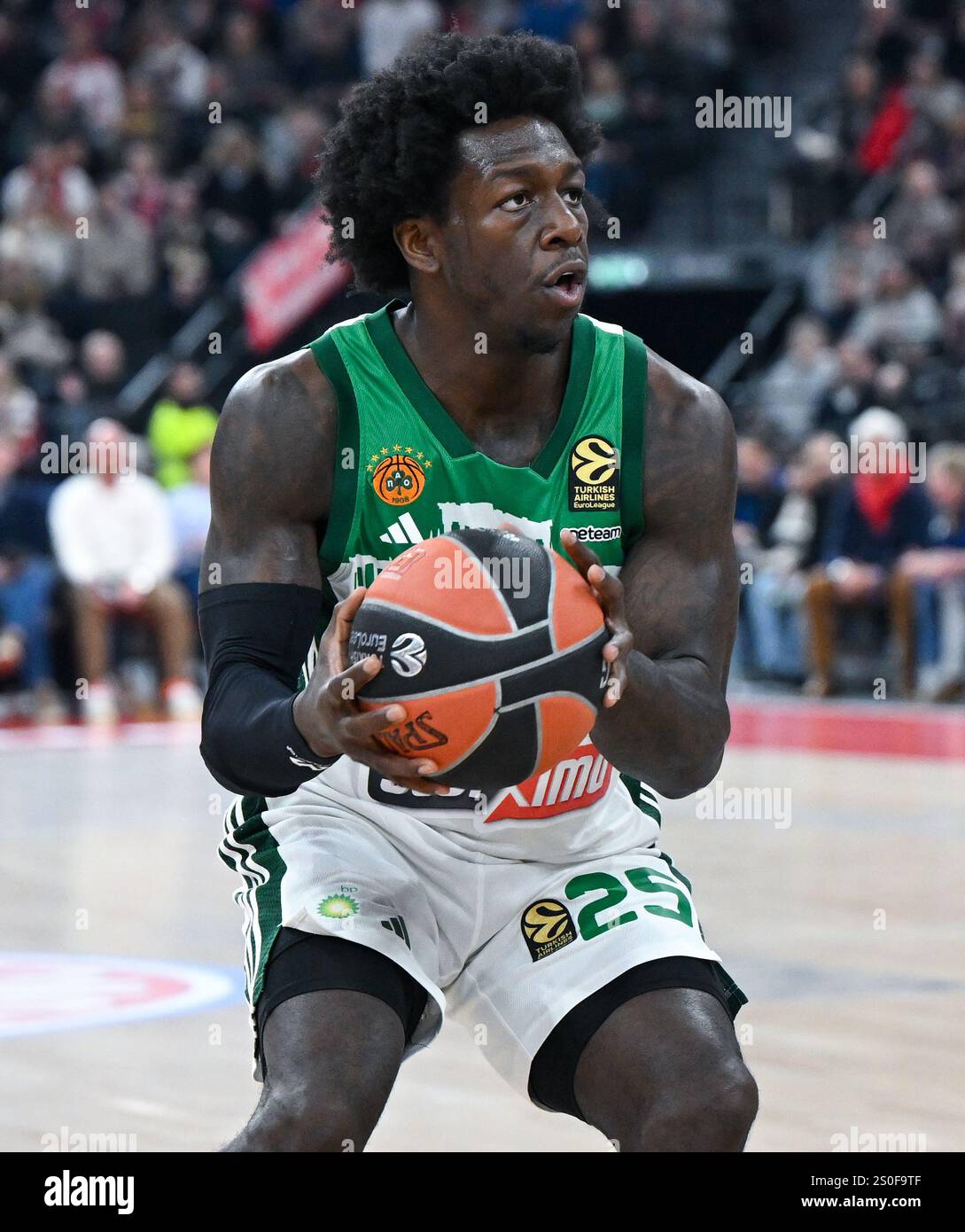 Munich, Germany. 27th Dec, 2024. Basketball: Euroleague, FC Bayern ...