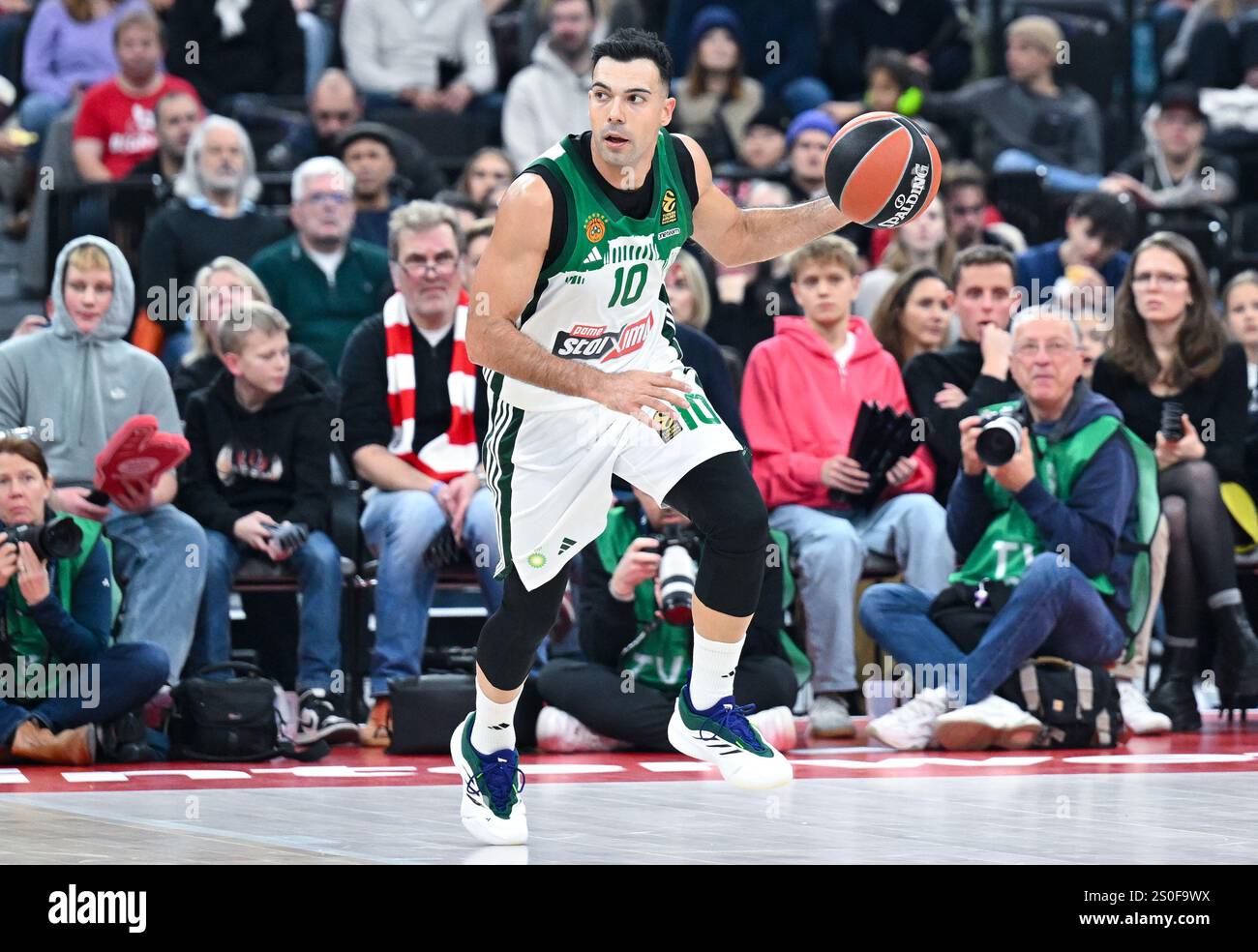 Munich, Germany. 27th Dec, 2024. Basketball: Euroleague, FC Bayern ...