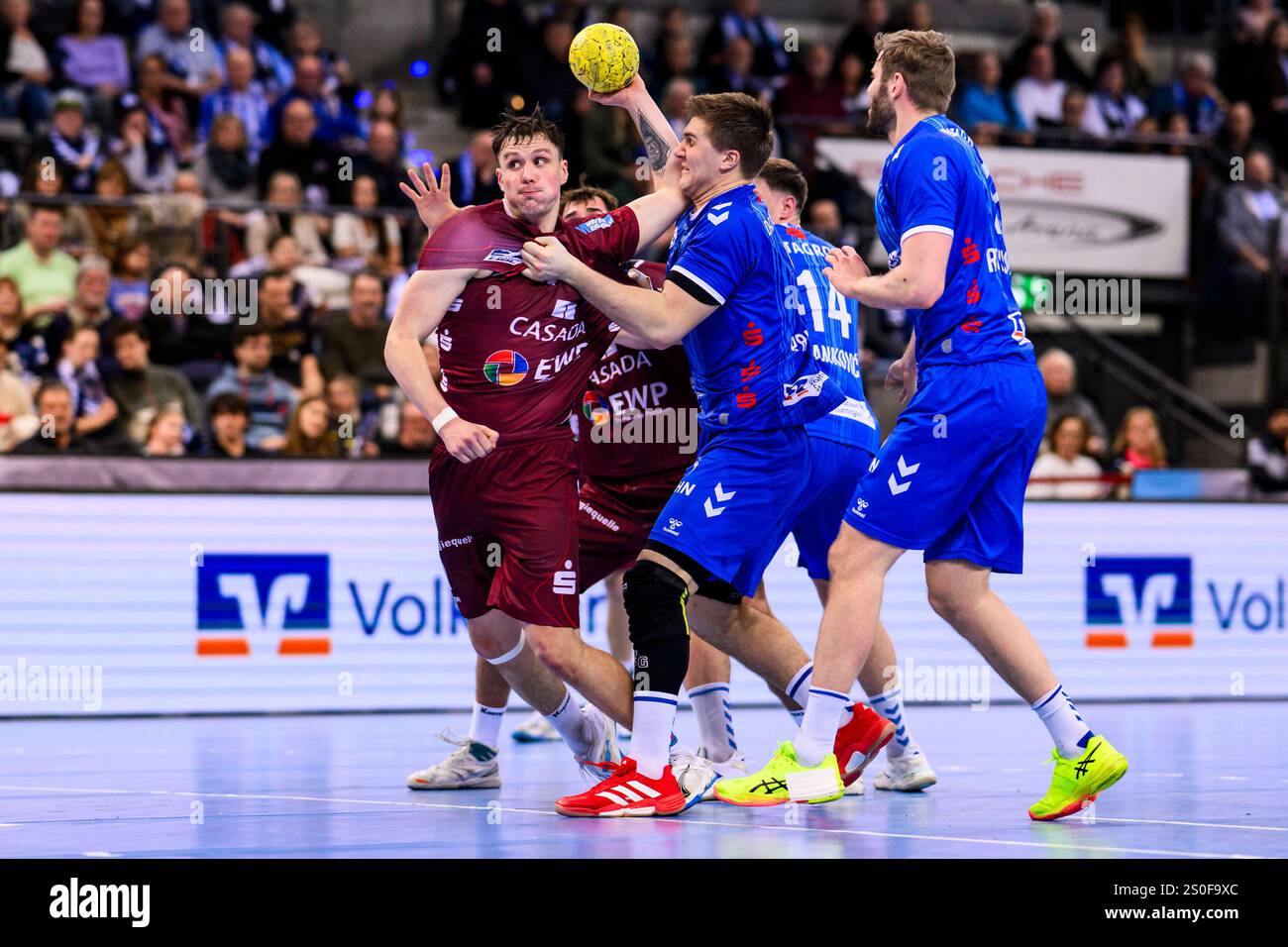 Stuttgart, Germany. 27th Dec, 2024. Handball: 1st Bundesliga, men, 2024 ...