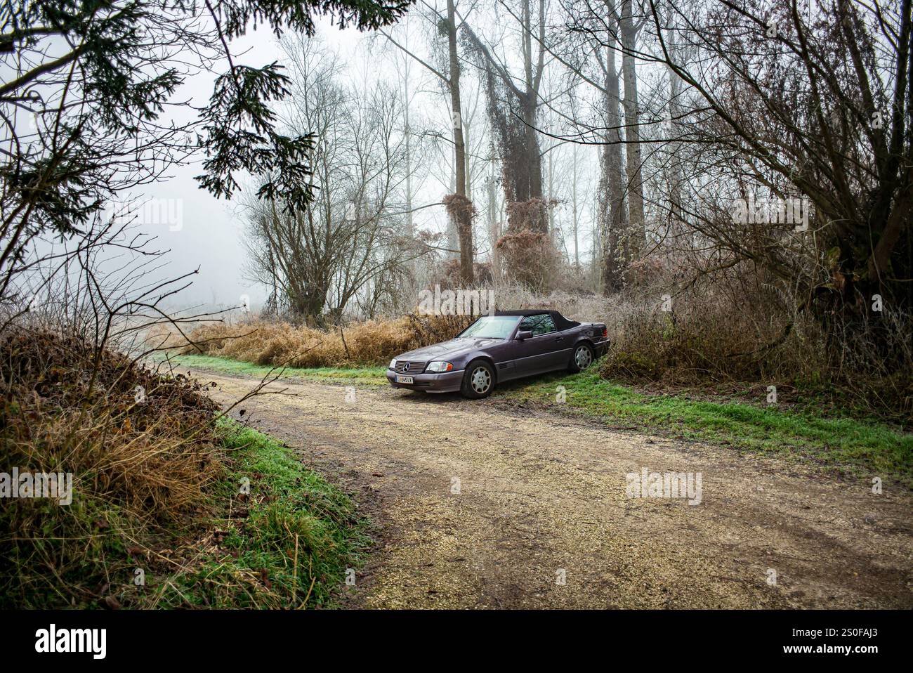 enns, austria, 28 dec 2024, mercedes-benz sl 320, series r129 in a ...