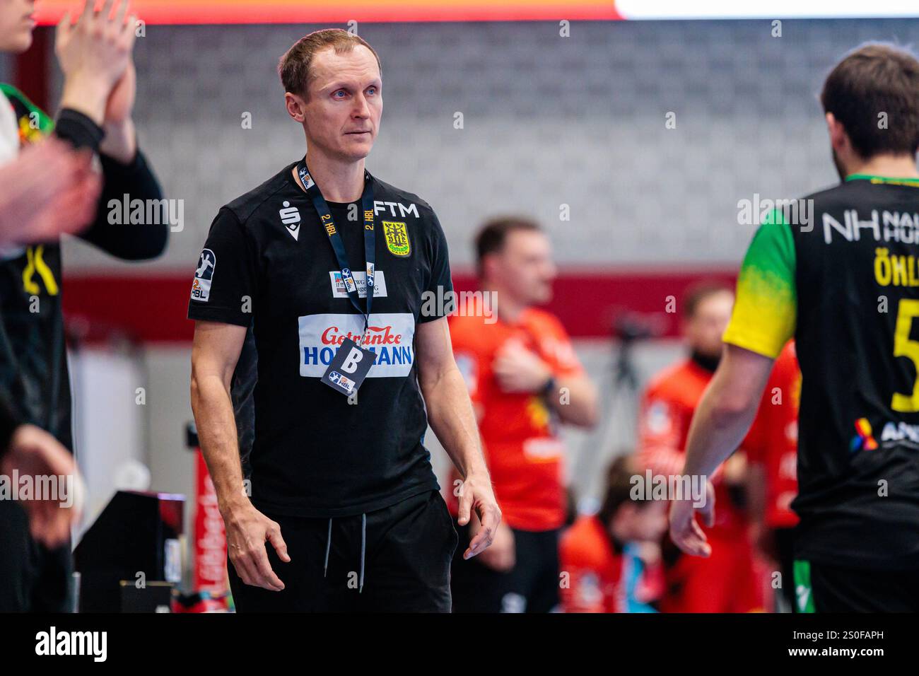 Pavel Prokopec (VfL Eintracht Hagen, Trainer) aergert sich / regt sich ...