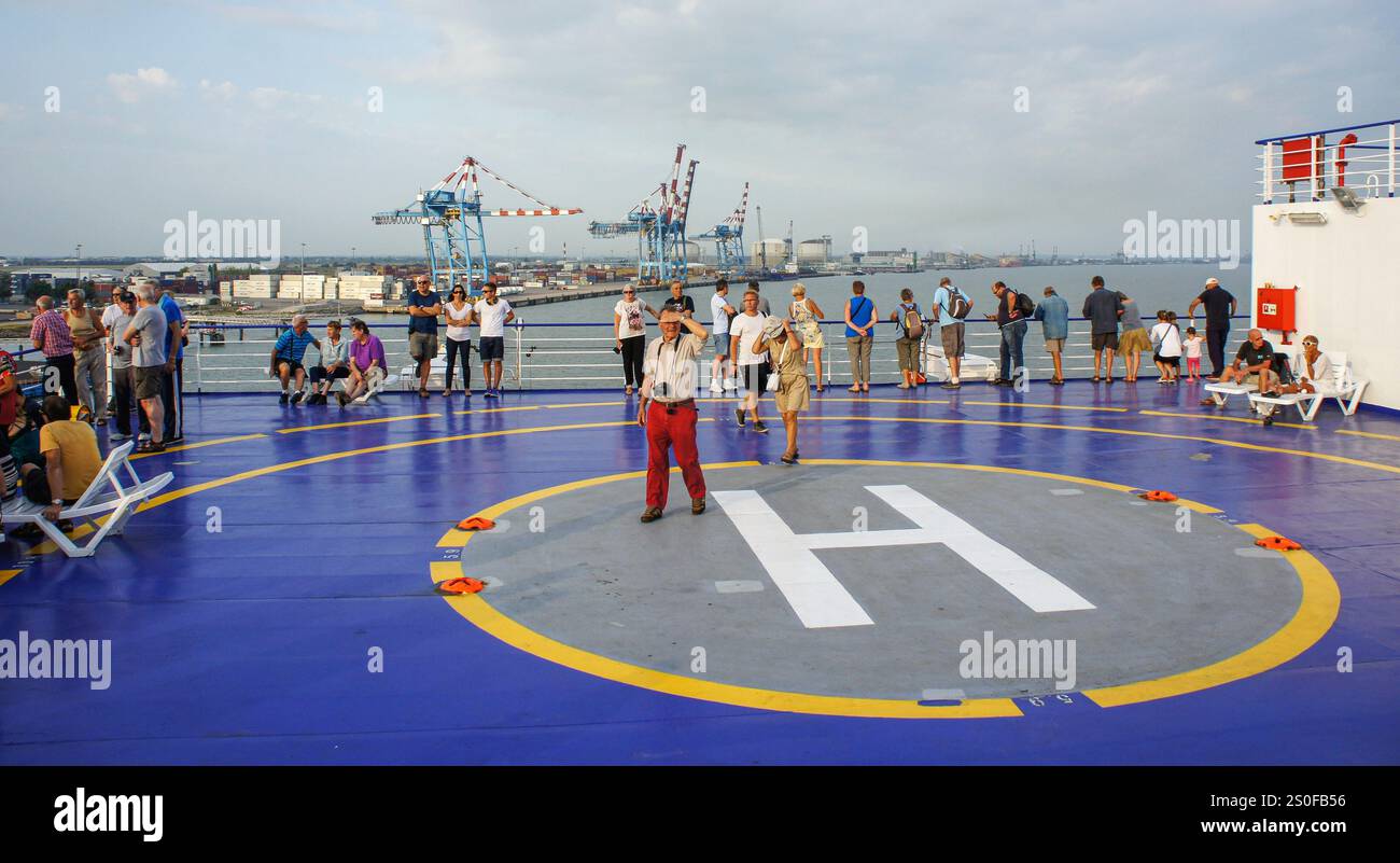 Onboard helipad hi-res stock photography and images - Alamy